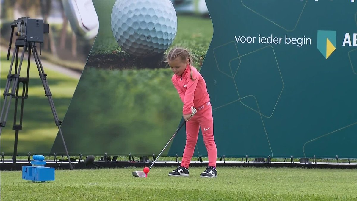 4-year-old Arabella Offen takes on the Beat the Pro contest at the KLM ...